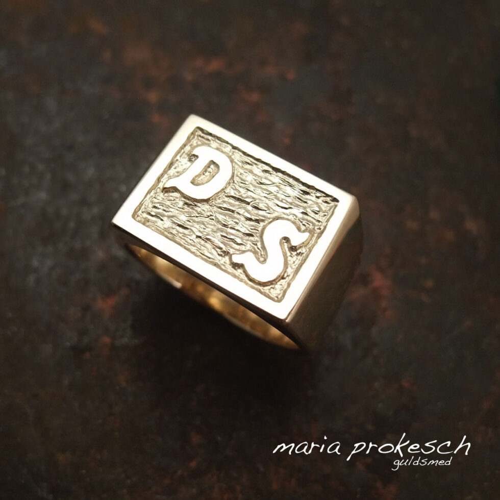 Rå mandering, håndlavet i 14 karat guld - forbogstaver/ initialer