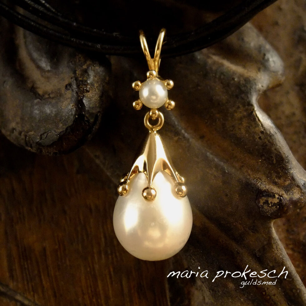 Krone & Eventyr - Perlevedhæng i Guld - Smukke Perlesmykker