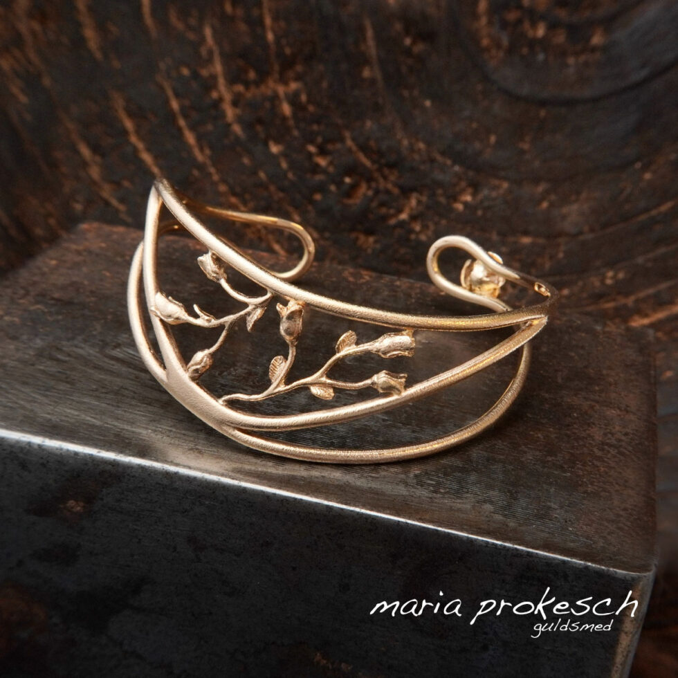 Åben Oval Armring med Vilde Roser & Asymmetri - Art Nouveau